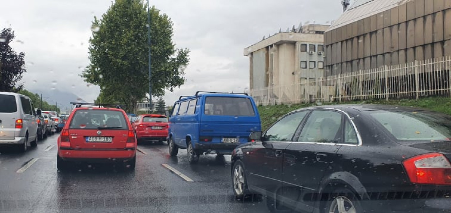SVAKA BUDALA BLOKIRA GLAVNI GRAD: Saobraćajni kolaps u Sarajevu zbog ... SVAKA BUDALA BLOKIRA GLAVNI GRAD: Saobraćajni kolaps u Sarajevu zbog ...